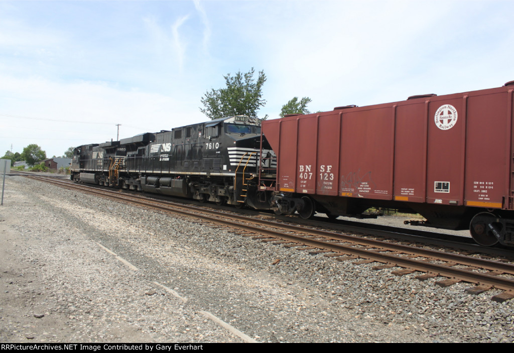 NS 9883 and NS 7610 - Norfolk Southern